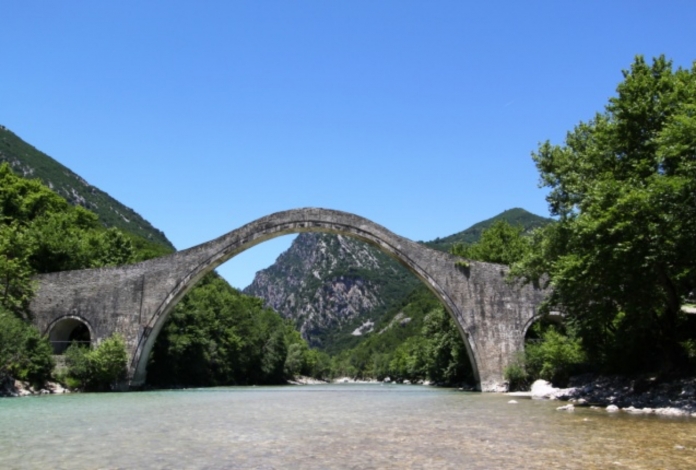 Υπογραφή της Σύμβασης για την αποκατάσταση του Γεφυριού της Πλάκας ...
